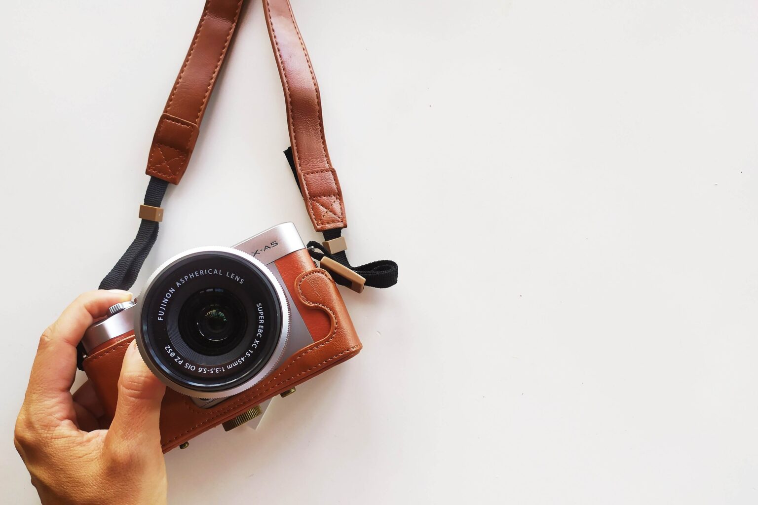 カメラストラップのおすすめ6選！おしゃれで普段着に合う商品を厳選 - PASHARI